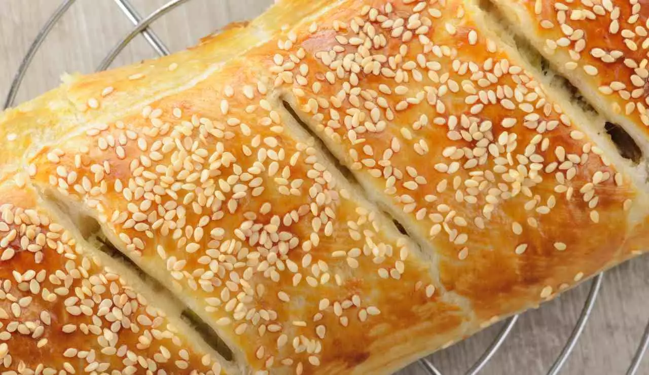 Adaty pitsanyň ýeterlik bolmagy, bu ýakymly strudel şenbe gijesiniň ýeňşi bolar! 21401_1