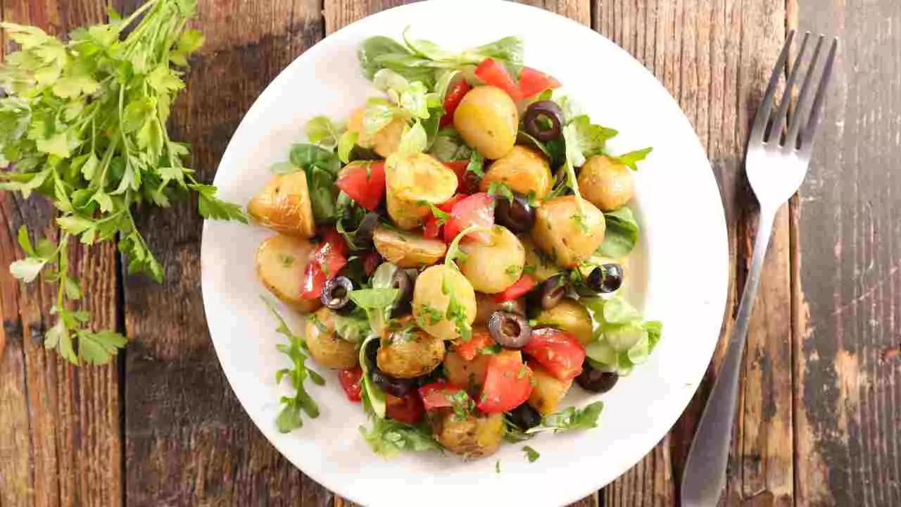 Salad khoai tây Địa Trung Hải để chuẩn bị công thức Hy Lạp