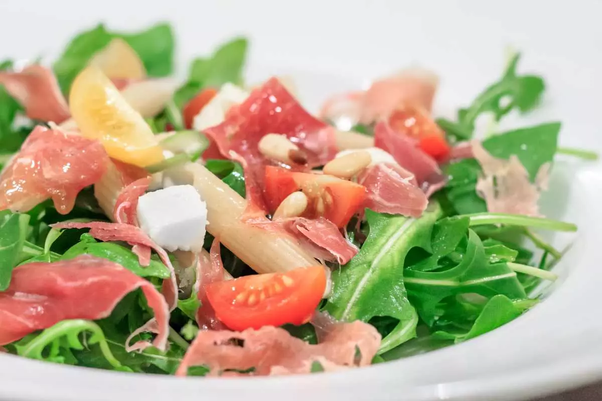 Koude pasta met bresaola, rucola en cherrytomaatjes, klaar in 10 minuten!