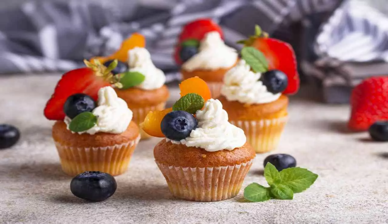 Chantilly muffins with cream and fresh fruit