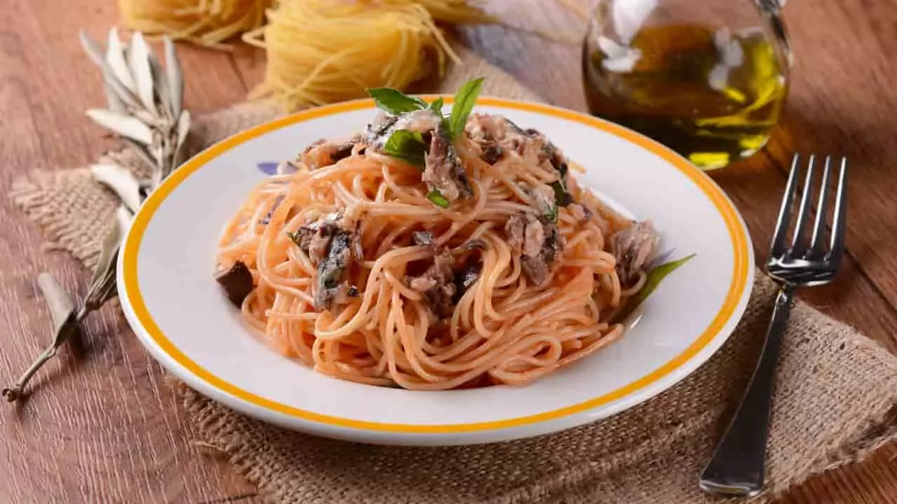 Spaghetti na Sicilian anchovies
