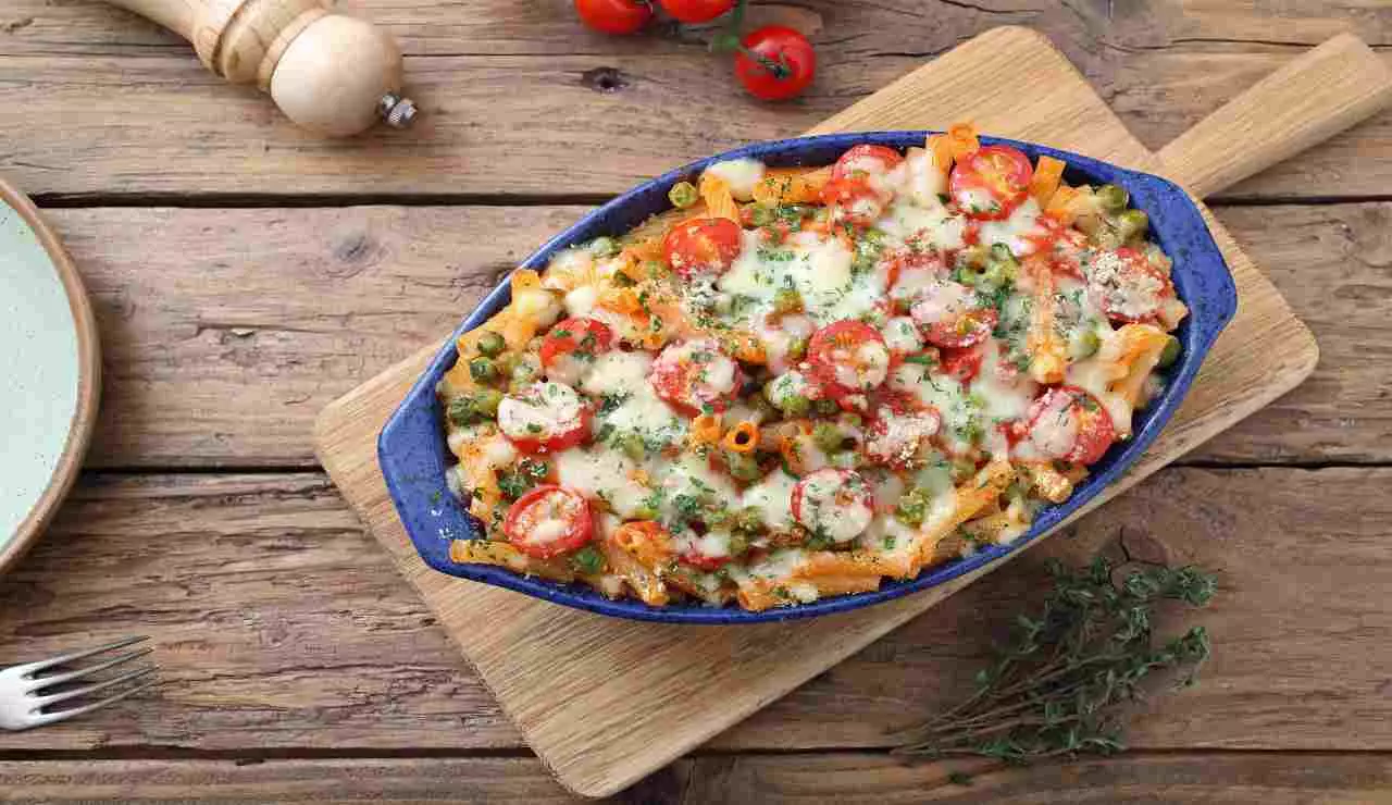 Macarrones al horno con verduras AdobeStock