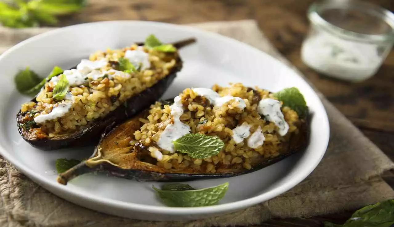 Eggplant na soseji risotto na yogọt ihendori