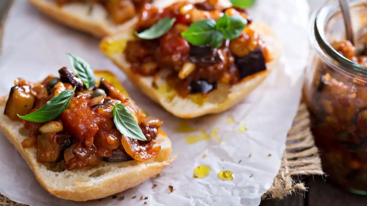 Bruschetta met eiervrug waarvan almal sal hou