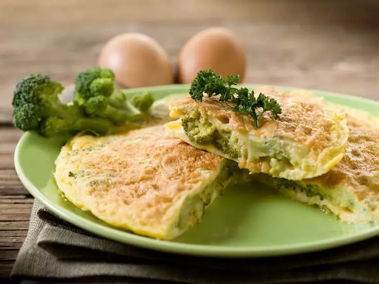 Omelette bi brokolî û penêr