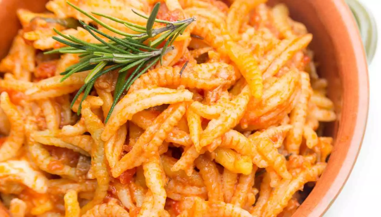 Sardiniar pasta tipikoa txistorra eta tomate saltsarekin