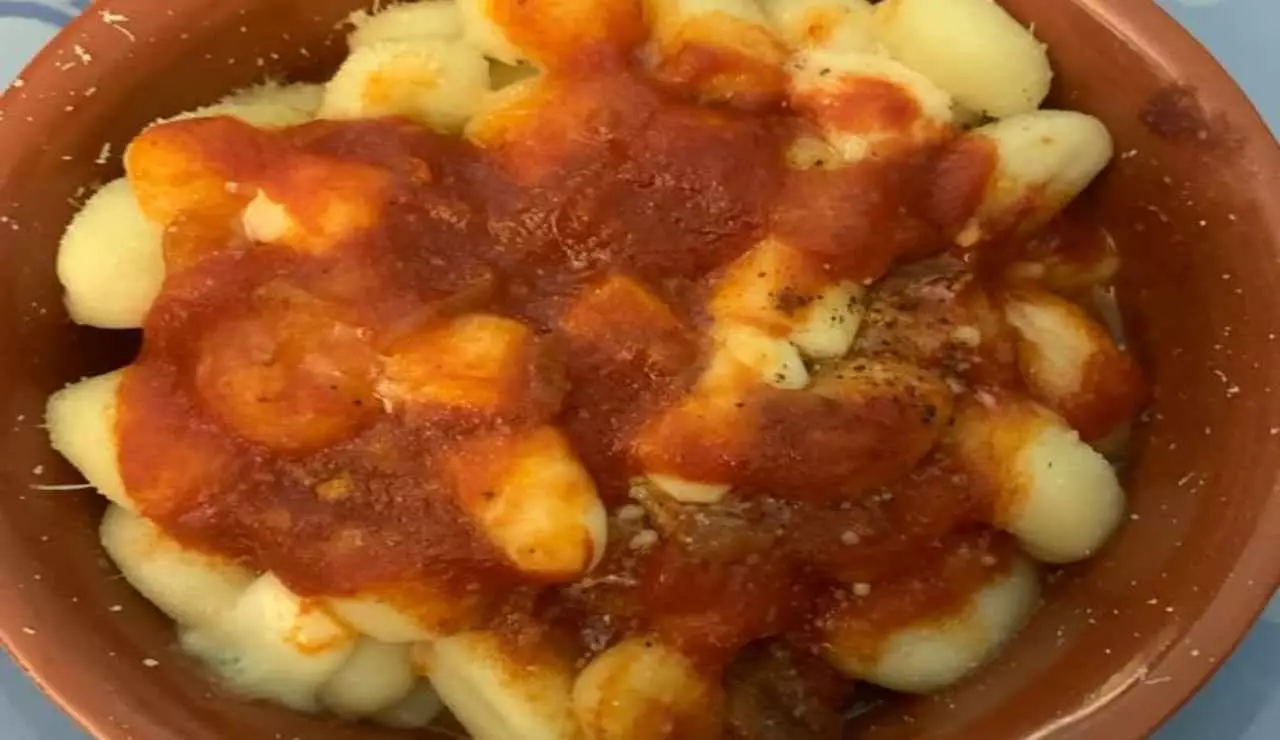 Huisgemaakte gnocchi zonder aardappelen met tomatensaus en gerookte kaas