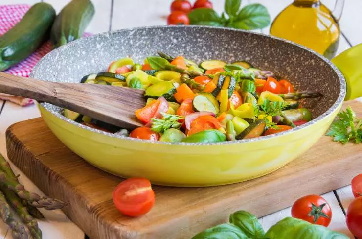 مزیدار سبزیوں کی سائیڈ ڈش Benedetta Rossi کی ترکیب، 10 منٹ میں تیار۔ 21906_1