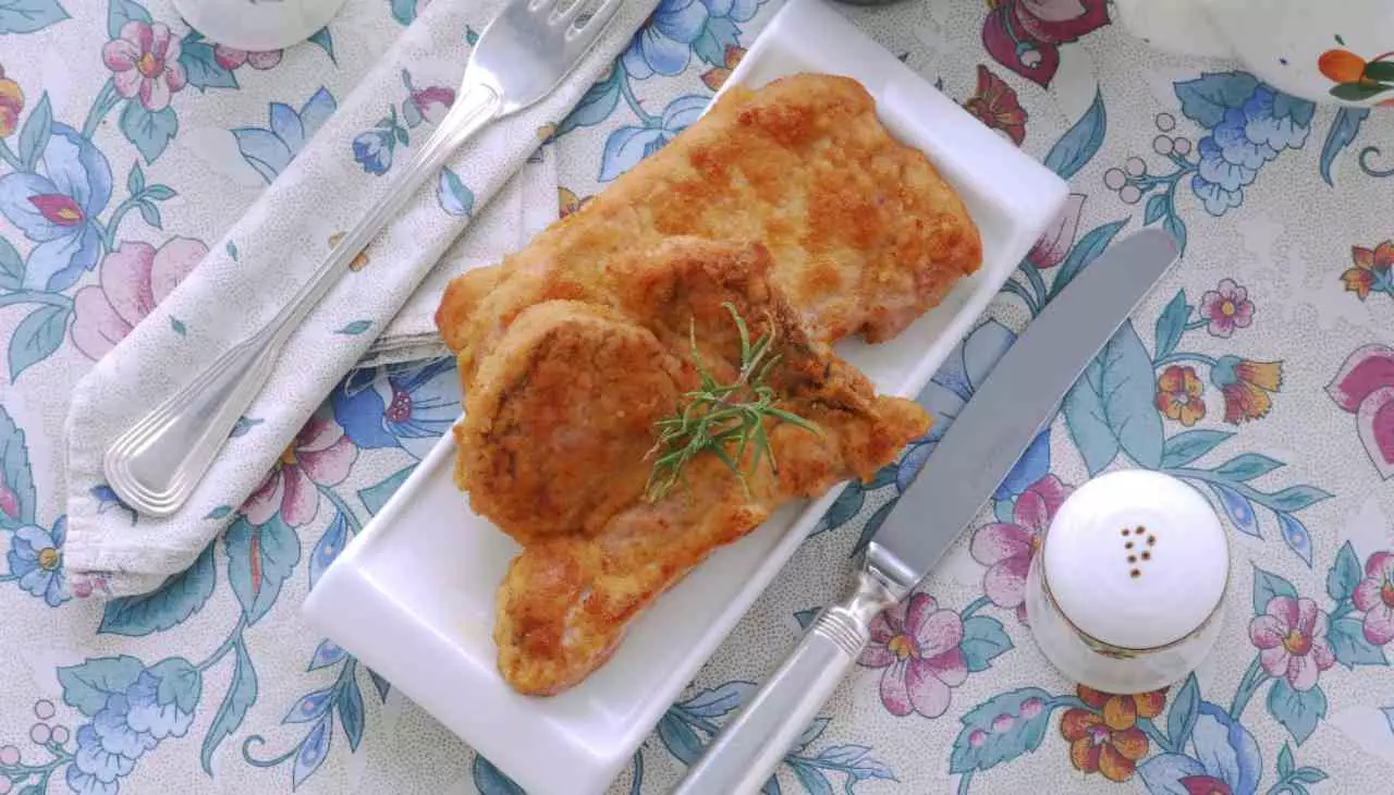 Carne empanada con óso