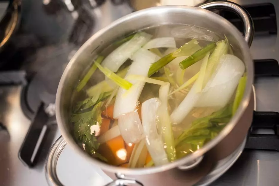 Prepare o caldo de legumes