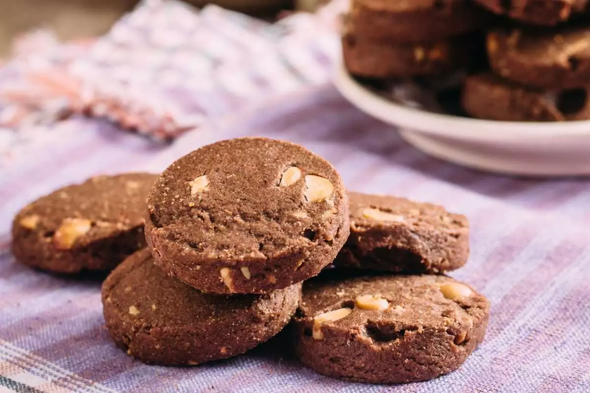 Biscuits a na-asụpụta na hazelnuts na chocolate: ngwa ngwa ma dị mfe ịkwadebe