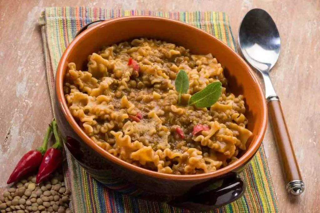 Pasta thiab lentils nrog nqaij npuas kib