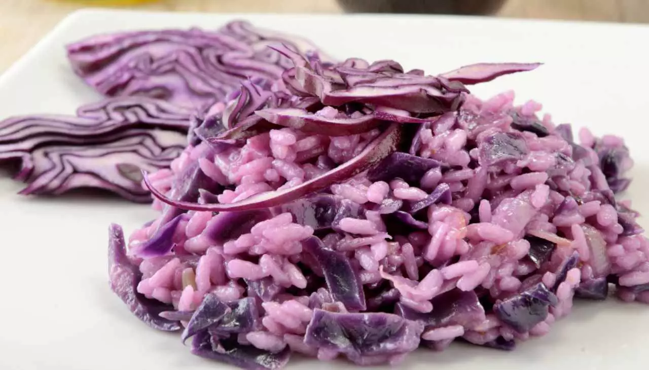 Risotto dengan kubis ungu | Hidangan yang buruk dengan efek pemandangan yang luar biasa