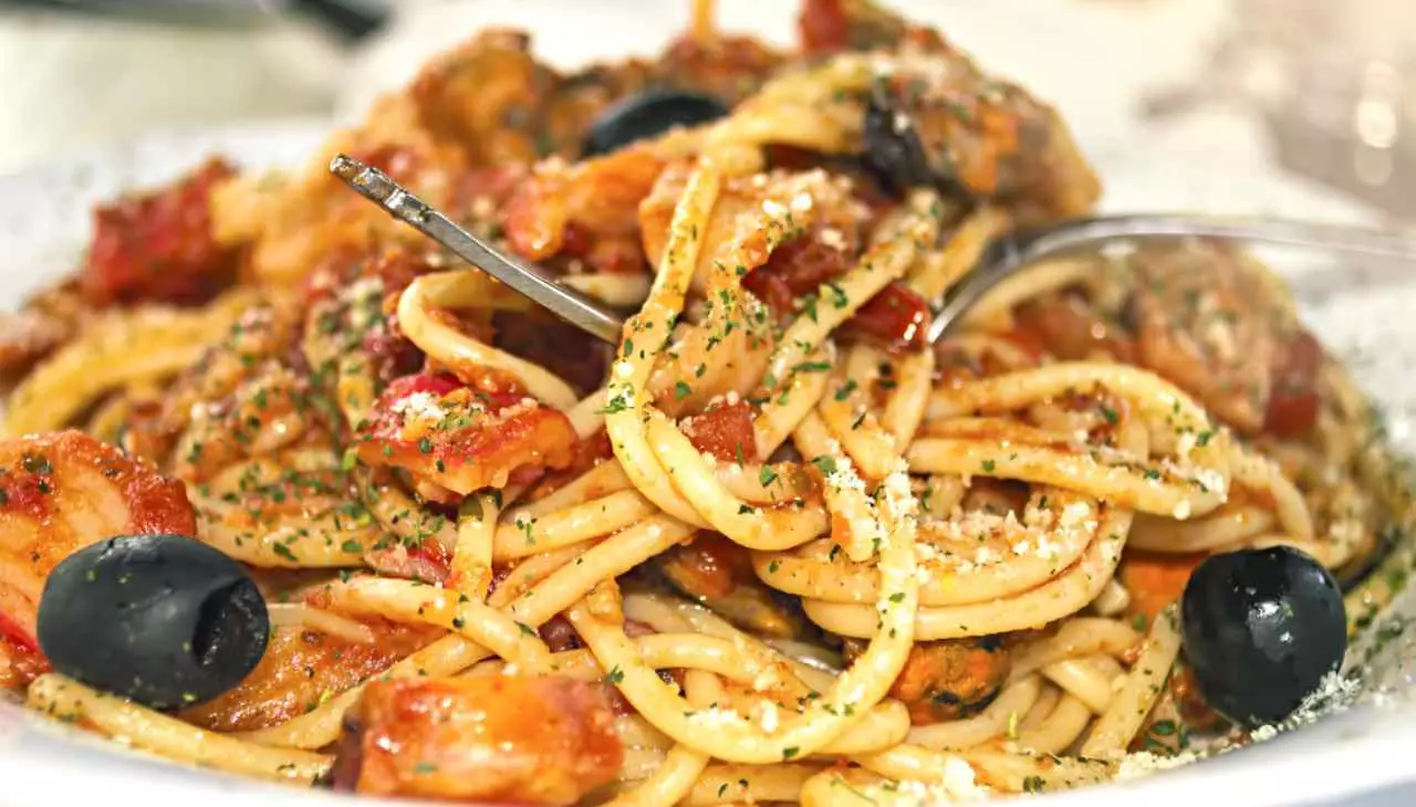 Pasta con salsa e marisco