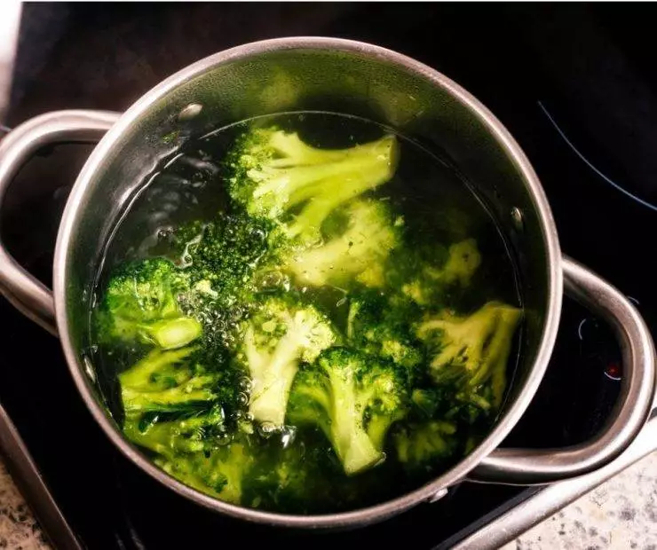 Broccoli and cheese soup with herbs 22155_2