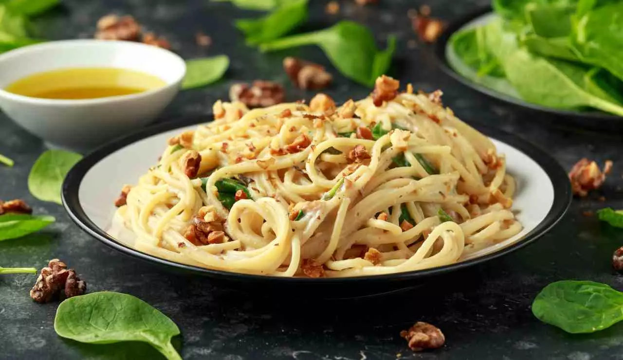 Spaghetti e nang le walnuts e halikiloeng ka spinach e ncha le ricotta 2022/02/04 ricettasprint