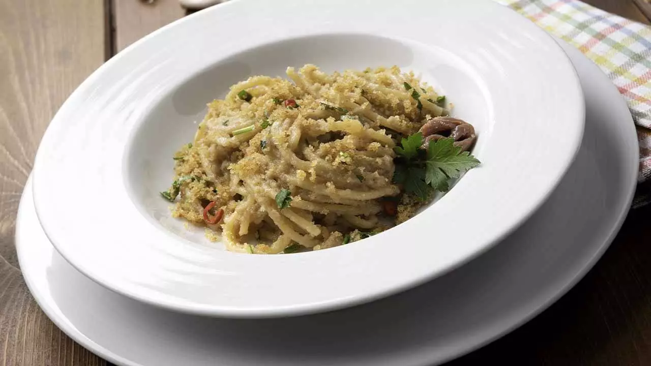 Spaghetti met ansjovis en paneermeel