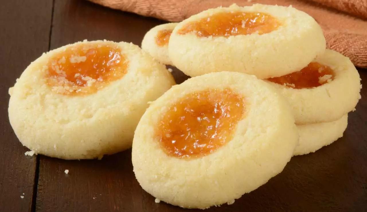 Soft and stuffed with jam | The biscuits that are prepared in just 5 minutes 22268_1