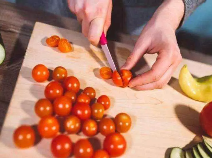 Çapkirina reçeteya tomatoyên kiraz û tûnê FOTO