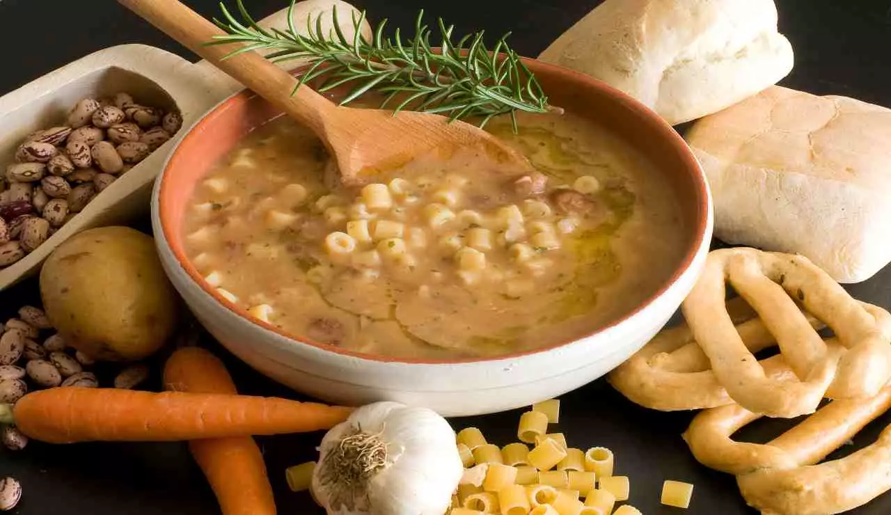 नळ्या असलेले सूप, बटाटे आणि बीन्ससह चवदार आणि मलईदार 2022/02/05 ricettasprint