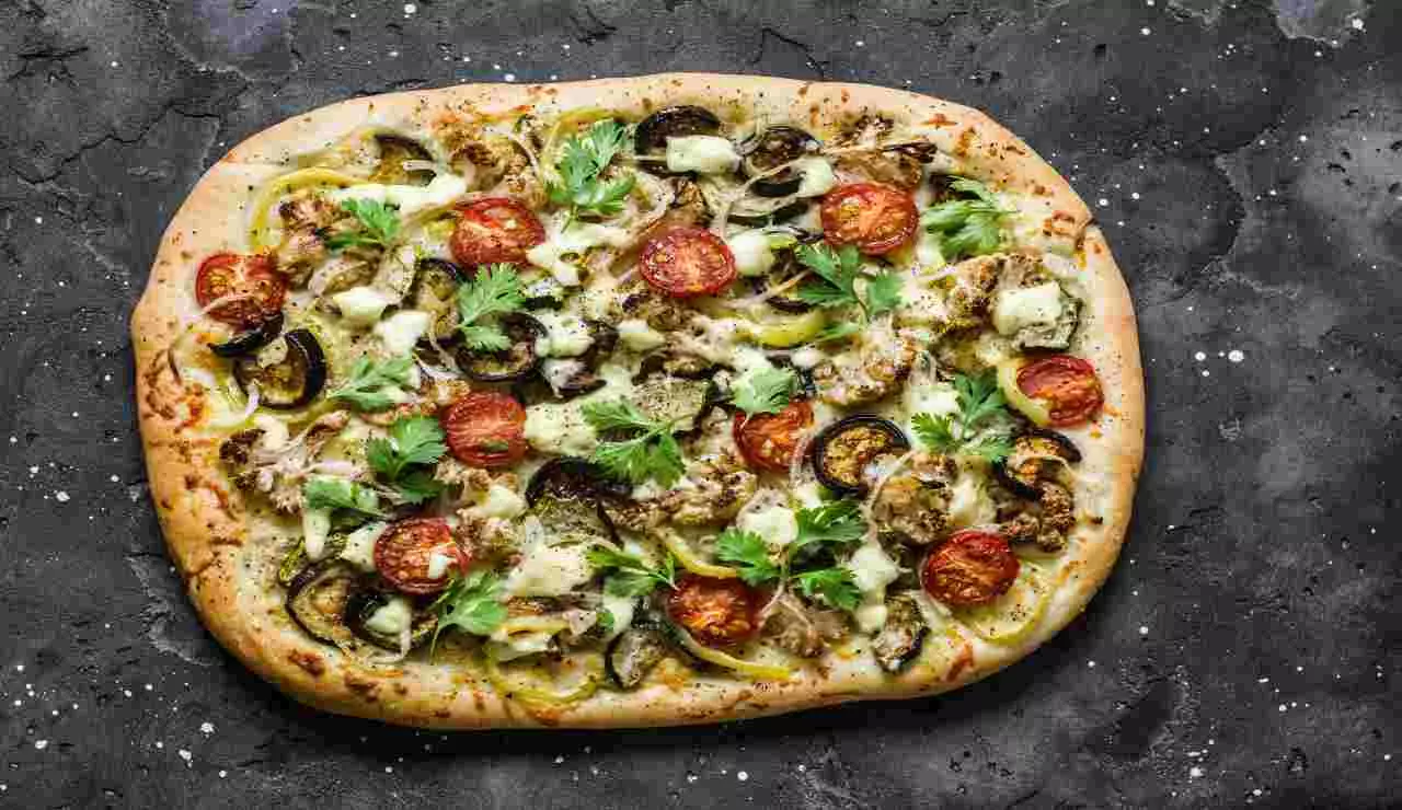 Pizza sprint aubergines na courgettes bila chachu