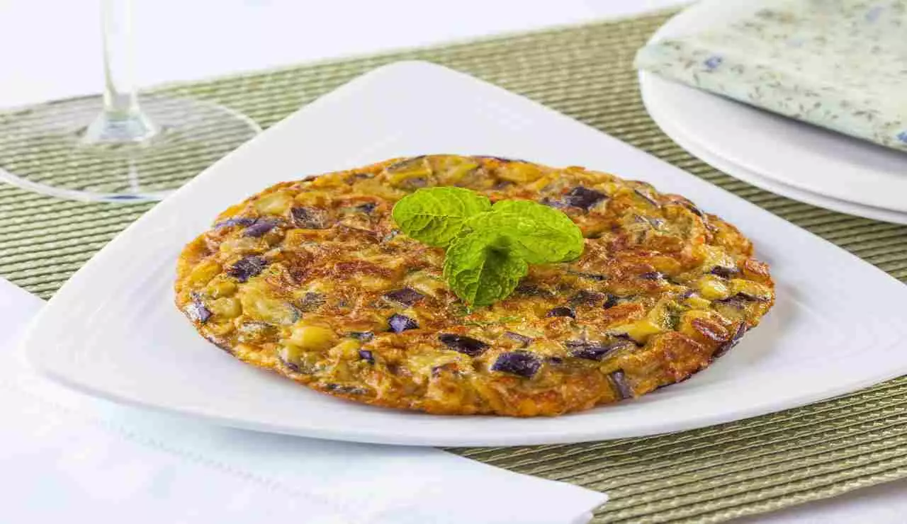 Omelette eggplant agus oinniún