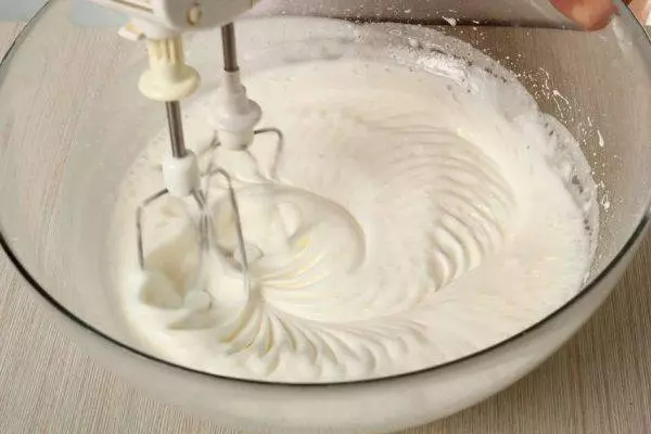 Kokos- en Nutellacake gevuld met yoghurt: een zoet en fris dessert 2246_2