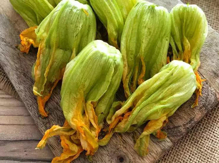 Courgette फ्लॉवर केक