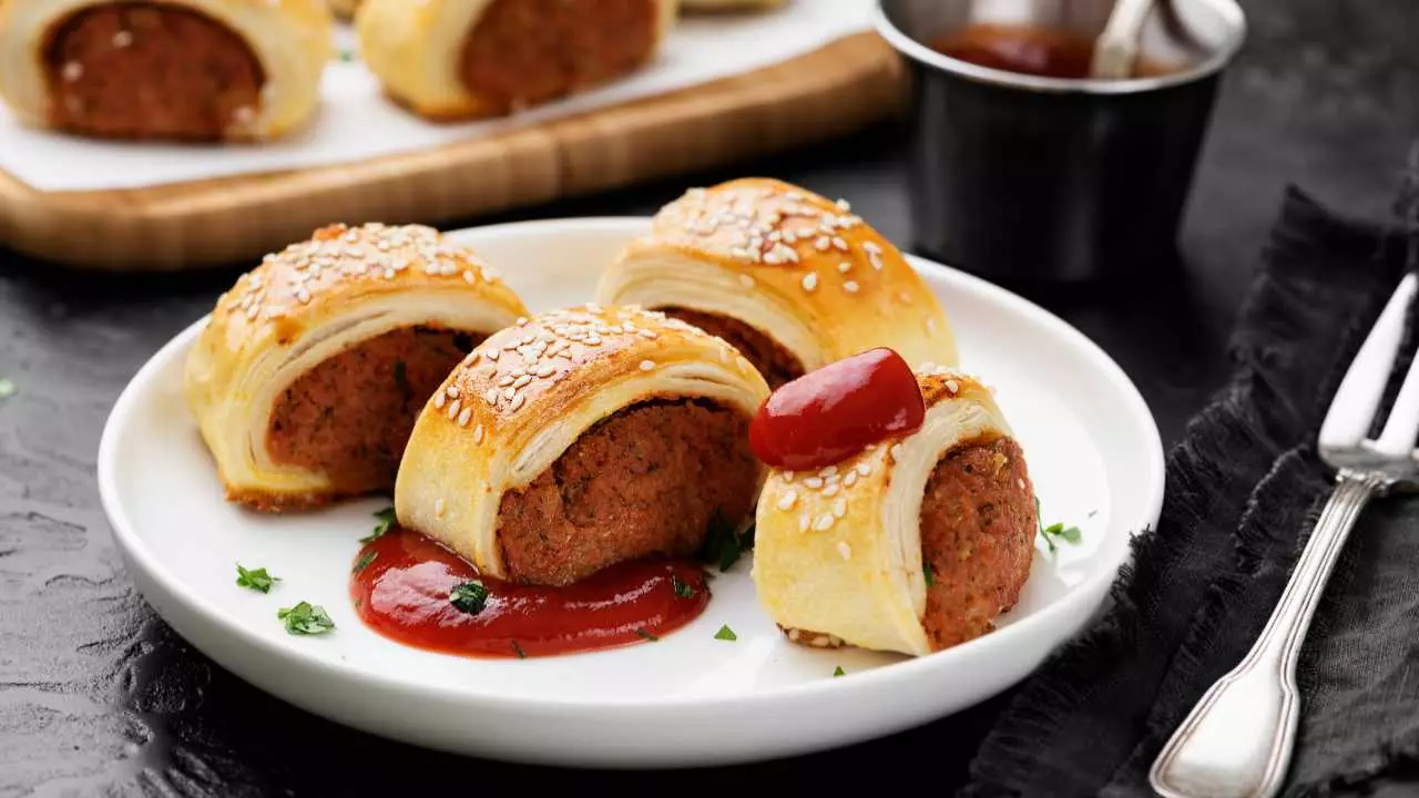 Puff pastry rolls with meat