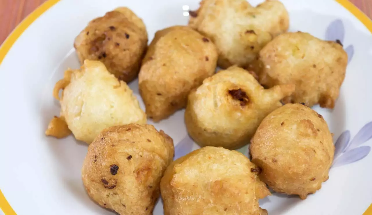 Trio ng inasnan na Neapolitan Christmas zeppole | Lahat ay may isang solong kuwarta 22590_1