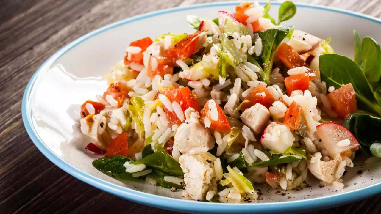 Salad nasi dengan ayam