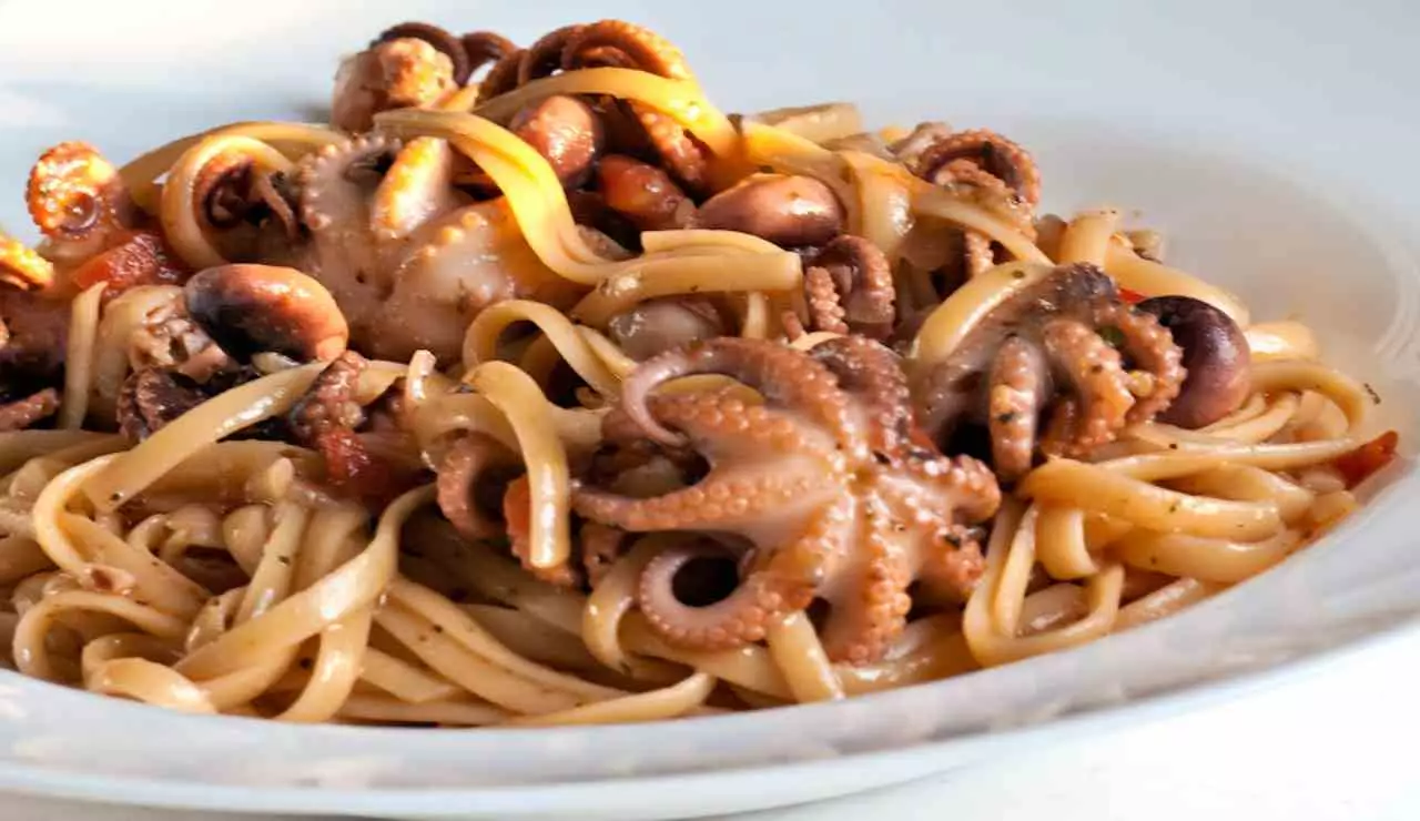 Linguine dengan sos sotong