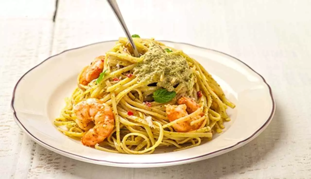 Pasta met pistachio pesto, gedroogde tamaties en garnale