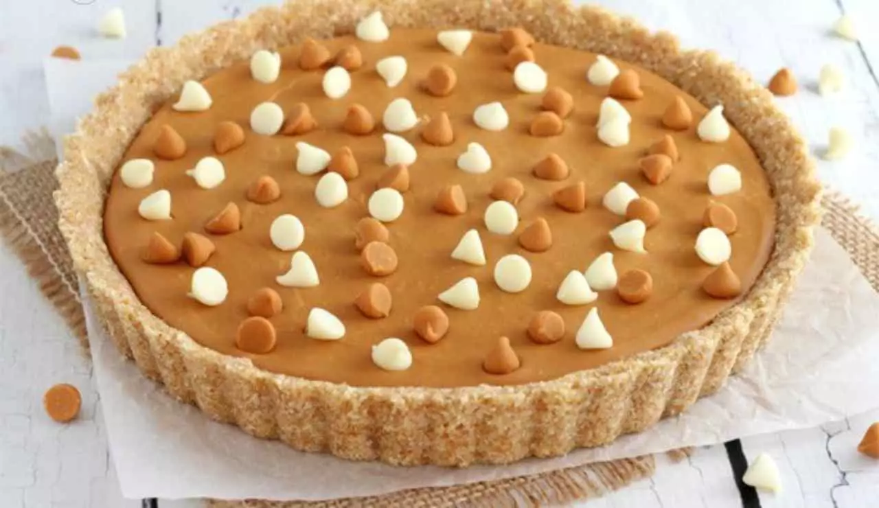 tart ត្រជាក់ជាមួយក្រែម caramel និងសូកូឡាពណ៌ស