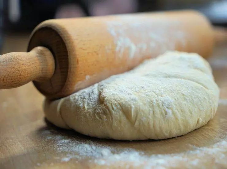 រមៀលចេញ dough ជាមួយម្ជុលរំកិលមួយ។
