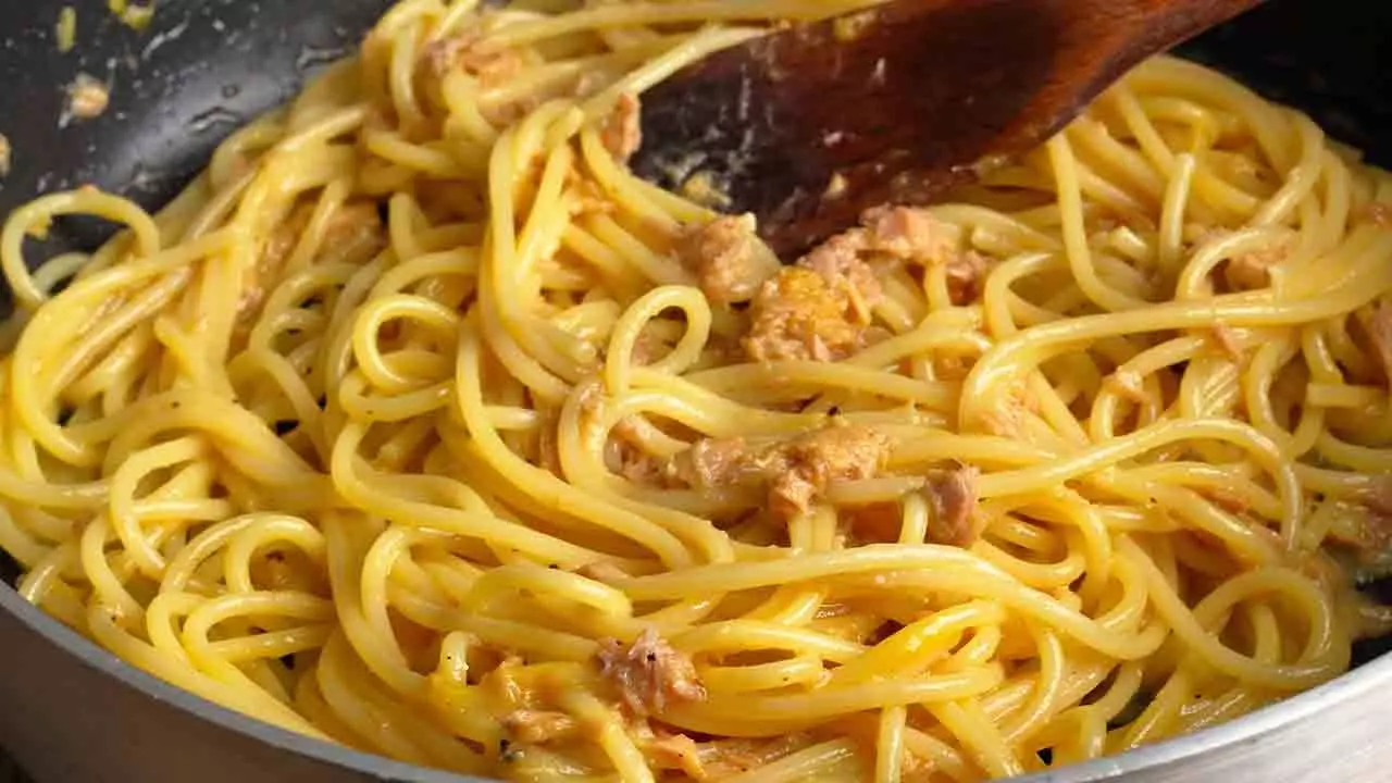 spaghetti met tonijn en ei