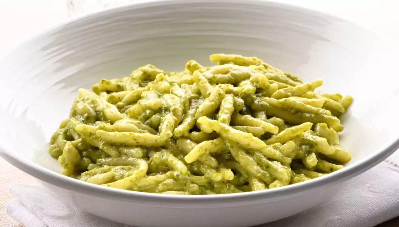 Okokuqala nge-walnut pesto, upelepele kanye ne-basil