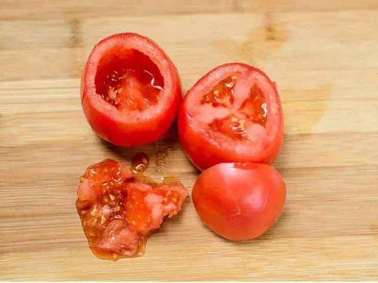 Keçi pendiri ilə doldurulmuş pomidor