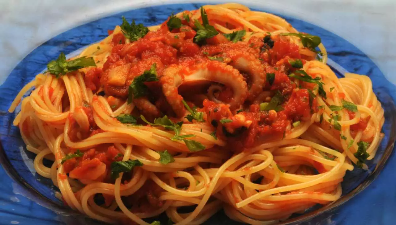 I-pasta ene-tomato sauce