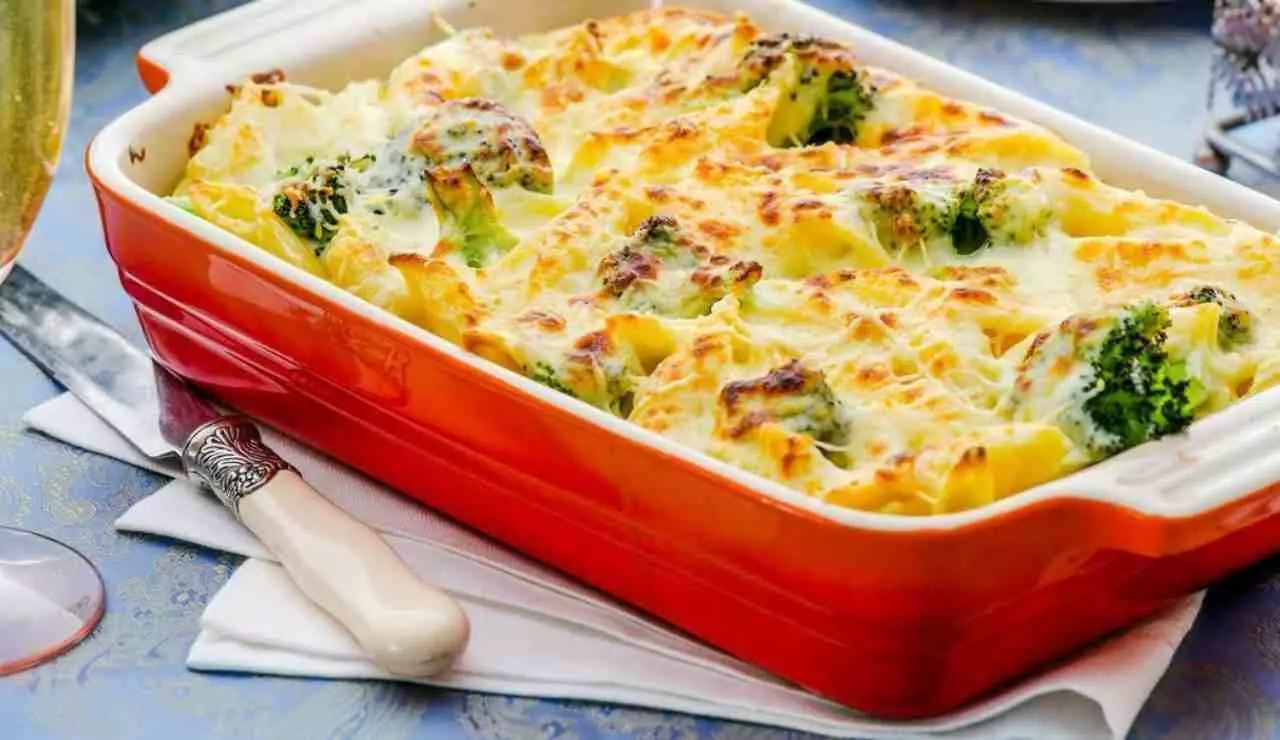 Stringy gegratineerde pasta met broccoli en geroosterde paprika