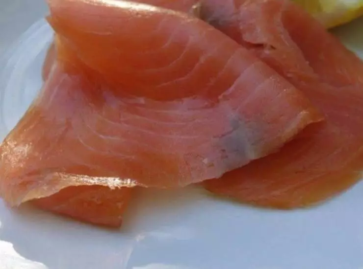 Recepta de bruschetta de salmó amb olives i pinyons