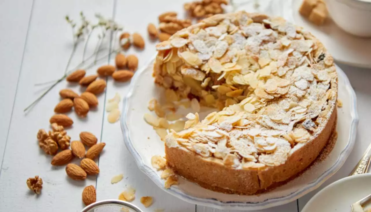Shortcrust pastry cake ine chokoreti uye maarmonds recipe