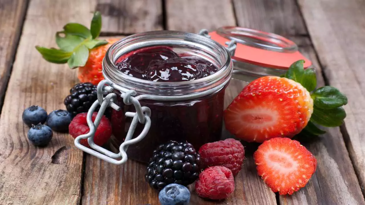 Confiture de fraises et fruits des bois