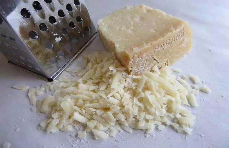 Parmesan gevreği ile somon