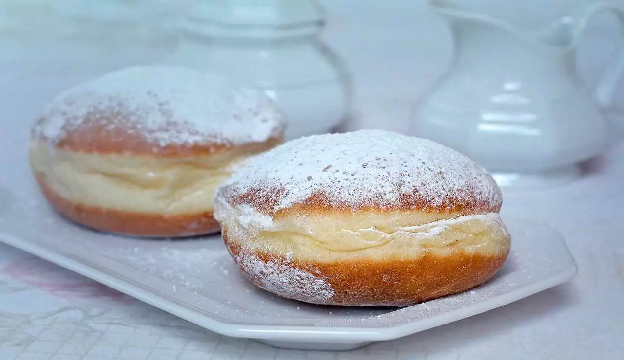 ganz mëll Donuts mat Mousse Fëllung