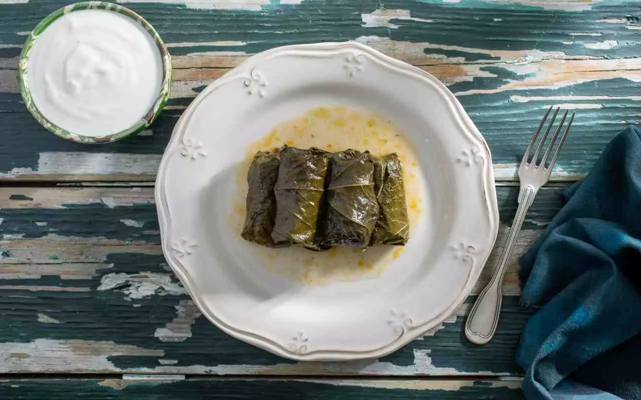 Rouleaux de recette de feuilles de vigne au fromage