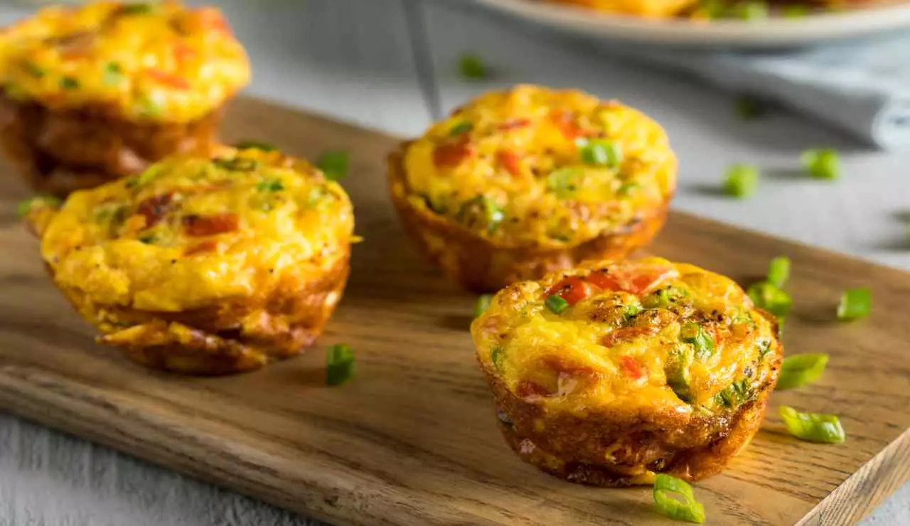 Muffin desa dengan ricotta, zucchini dan bacon