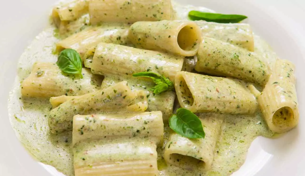 I-Rigatoni nge-zucchini ne-mint cream | Okumnandi futhi kulula kakhulu 23321_1