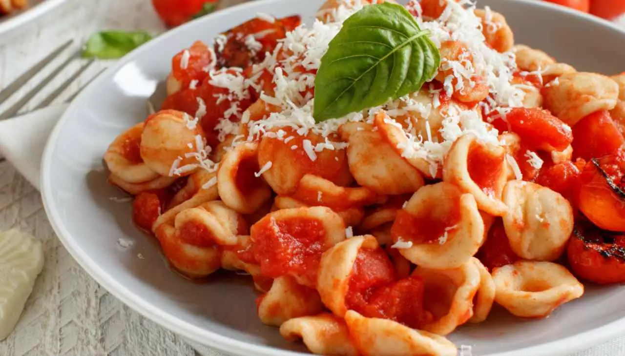 Spicy orecchiette with cherry tomatoes | Very easy and tantalizing