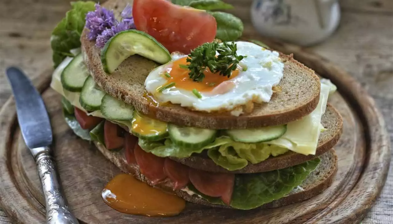 сендвіч цільнозерновий хліб овочі овочі яйця
